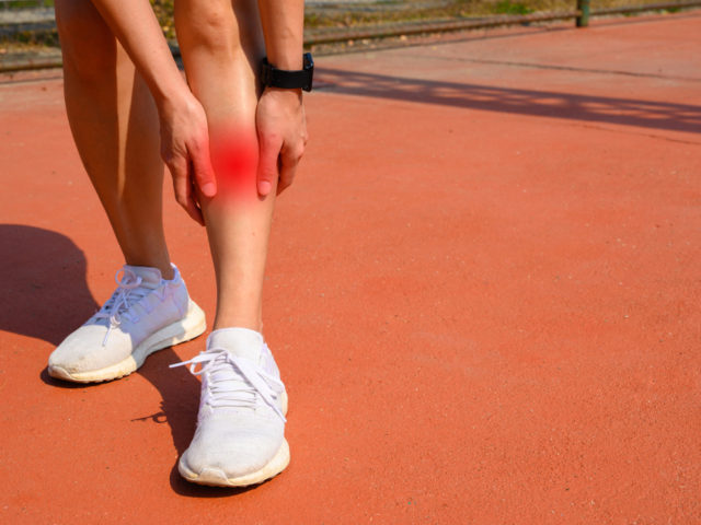 つま先を上げるとすねが痛い！原因と対処法を解説 | くまのみ整骨院グループ